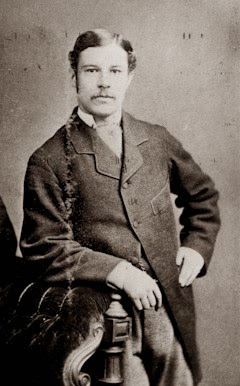 Sam Weller Widdowson posando – EL DOCUMENTALISTA AUDIOVISUAL